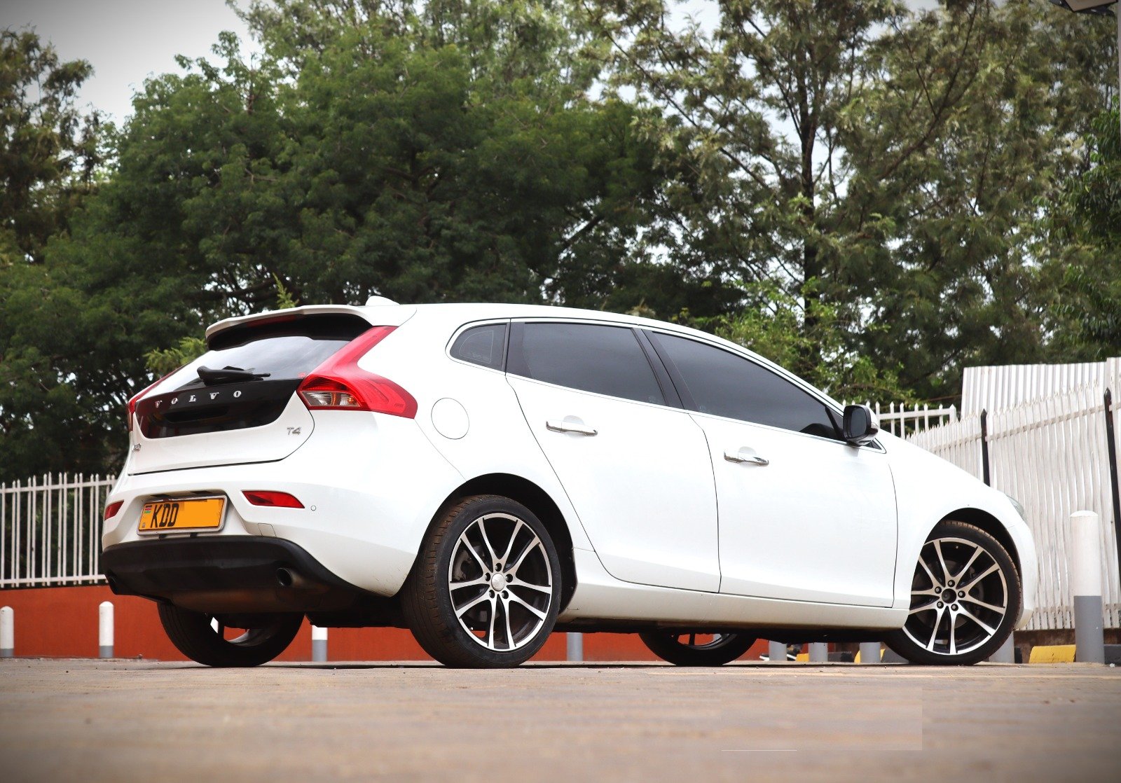 ⚪ 2015 Volvo V40 T4 – Sleek, Sporty & Turbocharged Hatchback - VolvoShop