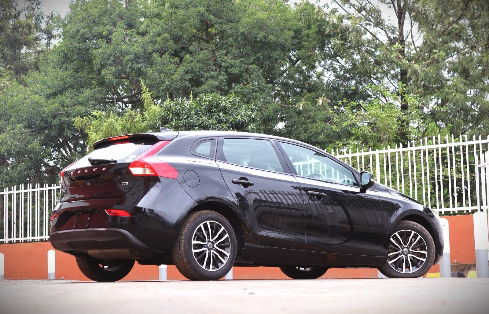 The 2017 Volvo V40 T2 - VolvoShop