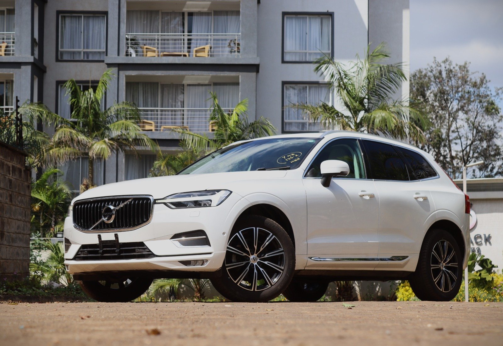 ️ Elegant & Powerful: 2018 Volvo XC60 D4 White - VolvoShop