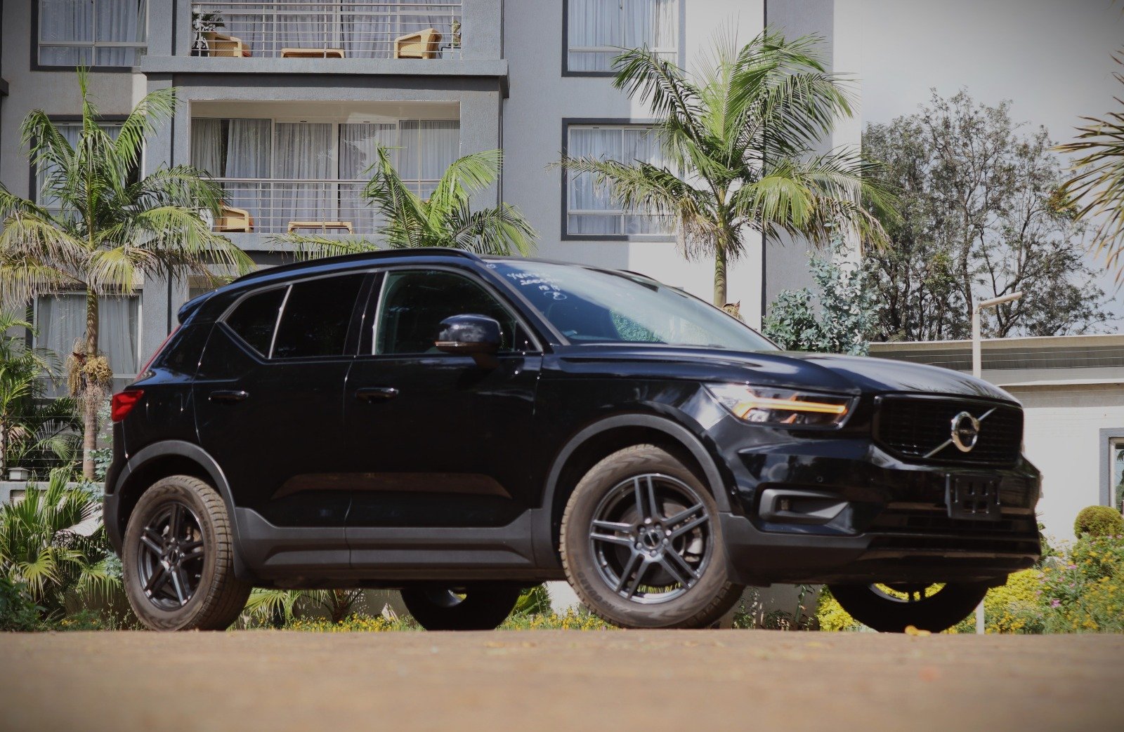 2018 Volvo XC40 R-Design with Sunroof – A Bold Statement of Luxury and ...