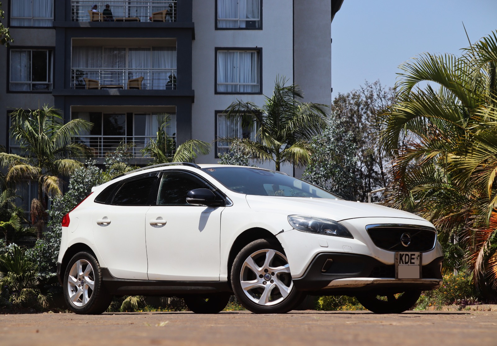 2014 Volvo V40 Cross Country White – Rugged Elegance Meets Scandinavian ...