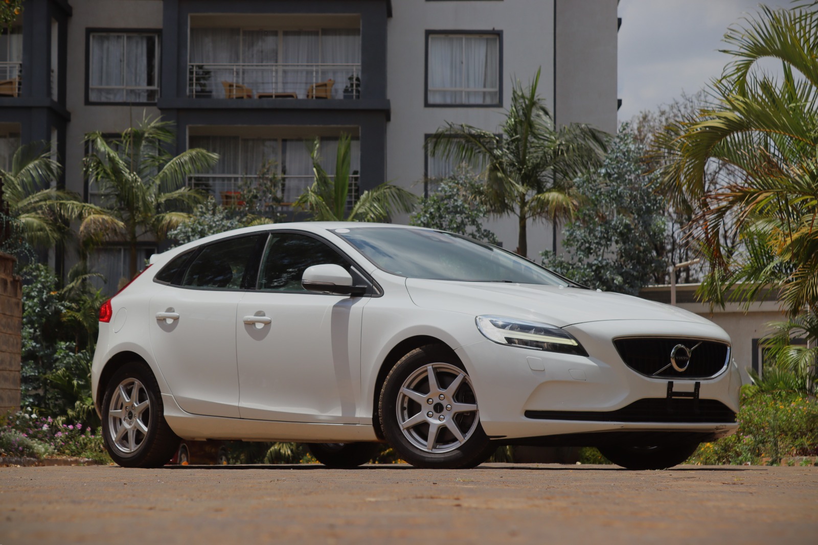 ⚪ 2018 Volvo V40 T3 – White | Compact Luxury Hatchback Redefined ...