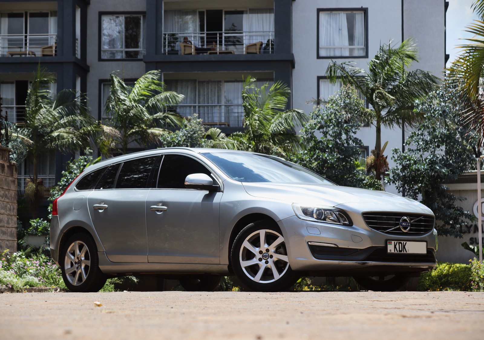 🚗 2015 VOLVO V60 T4 SILVER | SCANDINAVIAN ELEGANCE MEETS SPORTY ...