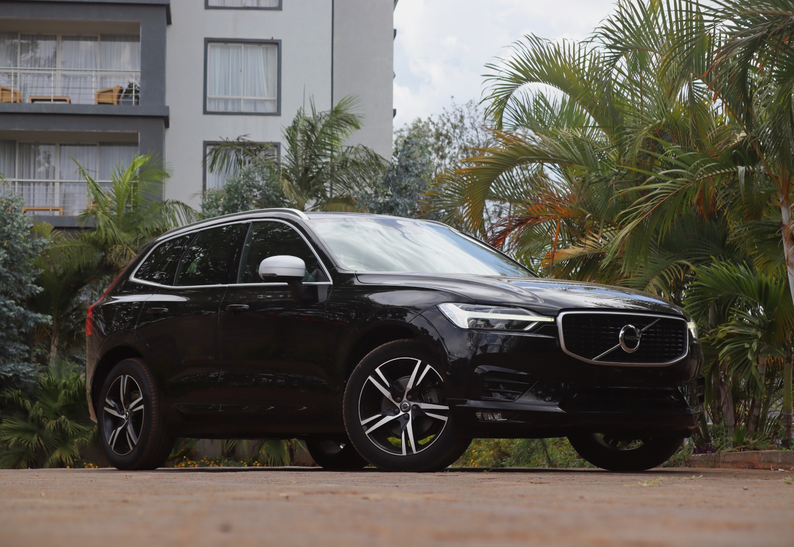 VOLVO XC60 R-DESIGN T5 – YOM 2019 | 2000CC Petrol Turbo Sporty ...
